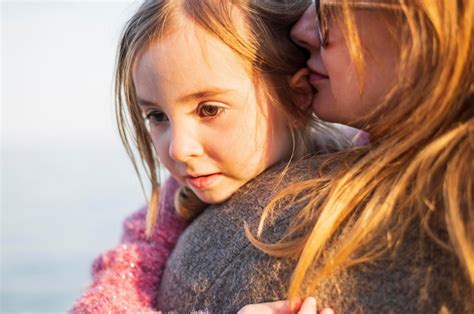 M E Segurando A Filha Bonita Foto Gr Tis