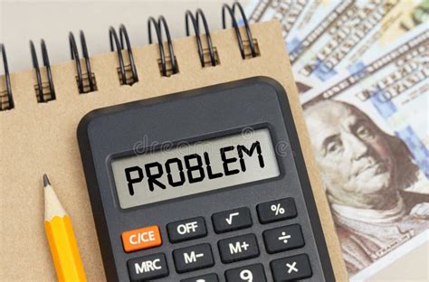 Sur La Table Il Y A Des Dollars Un Carnet Et Une Calculatrice Avec Le