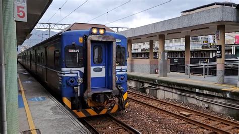 4152次楊梅發車經由宜蘭線開往福隆的銀綠色微笑號emu900型十輛一編組emu929區間車，和4123次蘇澳發車經由宜蘭線開往樹林的單組
