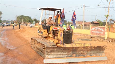 អភិបាលខេត្តរតនគិរី បើកការដ្ឋានជួសជុលក្រាលកៅស៊ូពីរជាន់ផ្លូវ១ខ្សែប្រវែង ១គ ម ឆ្លងកាត់ស្រុក៣