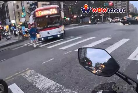 影／這次應該不是司機的鍋？ 男學生跑步衝馬路險些被公車撞上 民生電子報