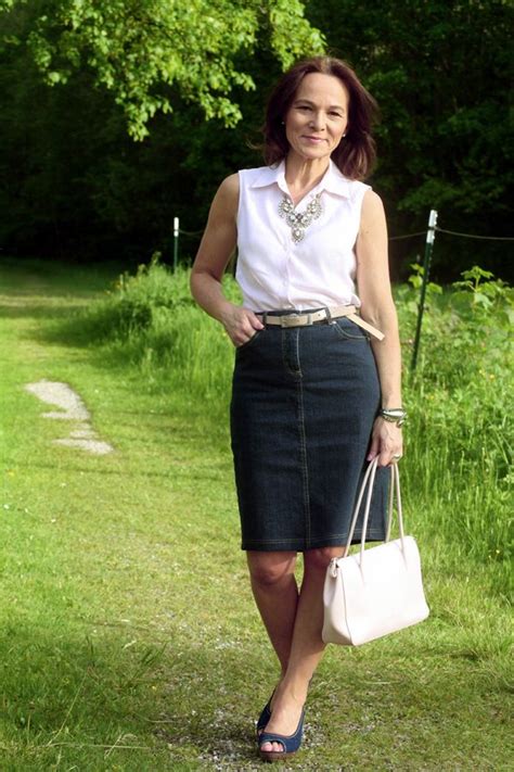 Revival Of The Denim Skirt Lady Of Style Mode Für Frauen über 40