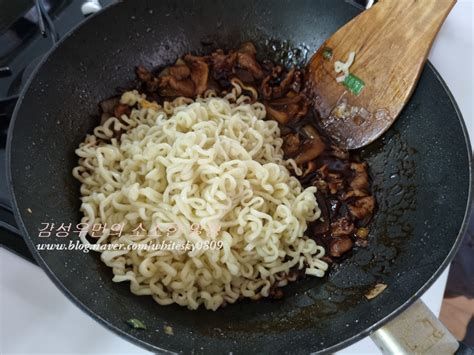 짜파불닭 매콤한 쟁반짜장볶음면 맛