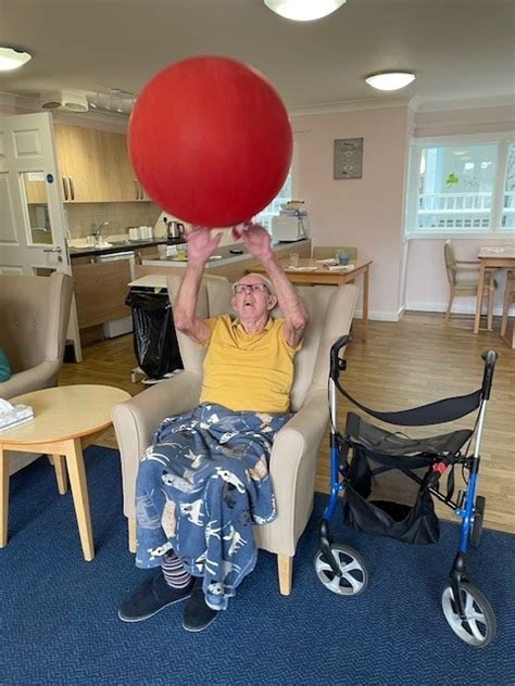 Balloon Bouncing Shaw