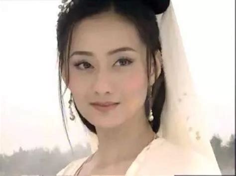 她曾是瓊瑤劇的御用女主角，卻因20歲之後面相顯老被製片人導演拋棄 每日頭條
