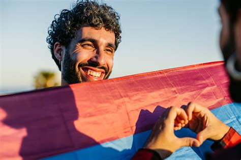스페인 바르셀로나에서 Lgbtq 깃발을 들고 야외에서 손을 잡고 하트를 만드는 중년 남성 게이 커플 2명에 대한 스톡 사진 및 기타 이미지 Istock