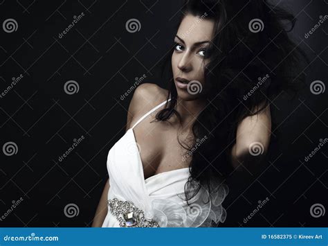 Retrato Da Mulher Consideravelmente Nova Imagem De Stock Imagem De