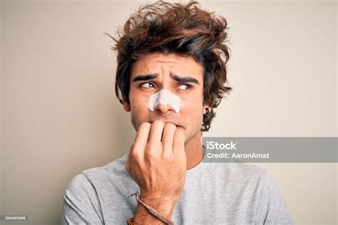 젊은 잘 생긴 남자 코 스트립 을 사용하여 고립 된 흰색 배경 위에 서 스트레스와 손톱을 물고 손에 긴장 찾고 불안 문제 블랙헤드에 대한 스톡 사진 및 기타 이미지 Istock