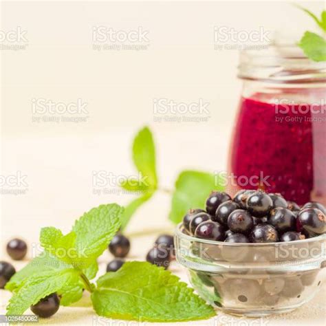 건포도 스무디 신선한 그린 민트 잎과 노란 파스텔 배경 원시 익은 딸기 장식 0명에 대한 스톡 사진 및 기타 이미지 0명 개념 건강한 생활방식 Istock