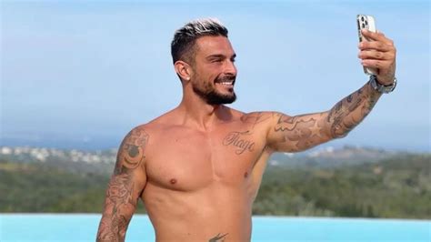 Julien Tanti Totalement Nu Dans Les Marseillais W9 Oublie De Flouter Ses Parties Intimes