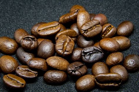 커피 원두가 검은 배경에 놓여있는 방식 우아하고 맛있는 커피 원두와 모닝 커피의 향기 0명에 대한 스톡 사진 및 기타 이미지 0명 Robusta Coffee