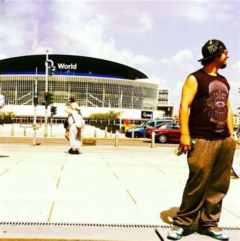 استایل باورنکردنی علی صادقی در خارج از کشور عکس