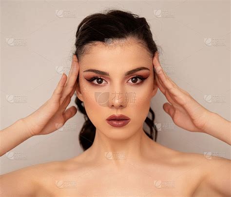 女人的美丽肖像在工作室