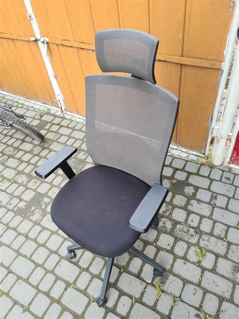 Офісне крісло з регульованою спинкою та підлокітниками 2 800 грн Офісні меблі Тернопіль на Olx