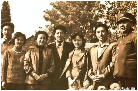 老照片：秦基伟之子在老山前线的留影，不愧是将门后代，一点不含糊秦天父亲战场