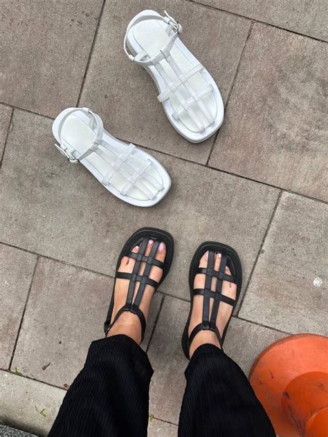 Босоніжки з закритим носиком — ціна 1750 грн у каталозі Сандалі Купити жіночі речі за доступною