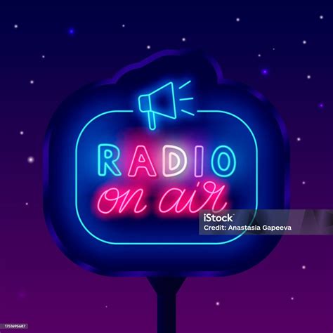 라디오 방송 네온 거리 광고판 빛나는 옥외 광고 스트림 사인 확성기가 있는 프레임 벡터 그림 Live Event에 대한 스톡 벡터 아트 및 기타 이미지 Istock