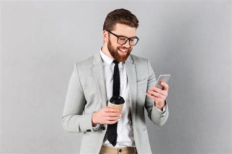 Retrato De Un Hombre De Negocios Sonriente Vestido Con Traje Foto Gratis