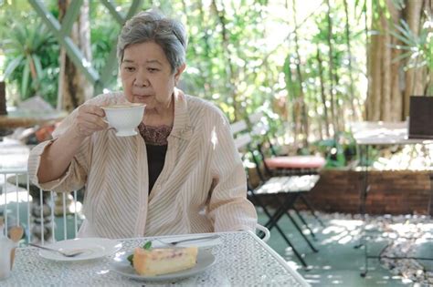 Premium Photo Portrait Of Woman Drinking Coffee