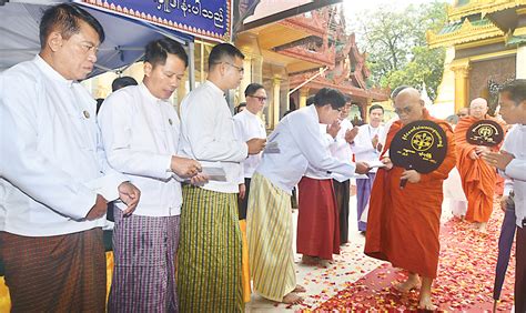 ရွှေတိဂုံစေတီတော်ရင်ပြင်ပေါ်၌ ဗီယက်နမ်နိုင်ငံမှ အလှူရှင်များက ဆရာတော် သံဃာတော်အပါး ၁၀၀၀ အား ဆွမ