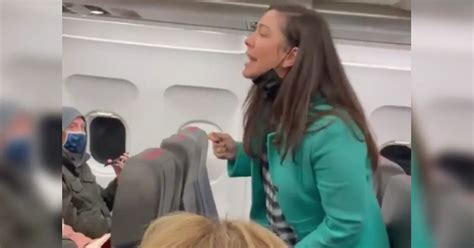 Video Una Mujer Fue Detenida Y Expulsada De Un Avión Tras Negarse