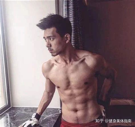 李现、王一博当代男星的腹肌照，你最喜欢哪个呢？ 知乎