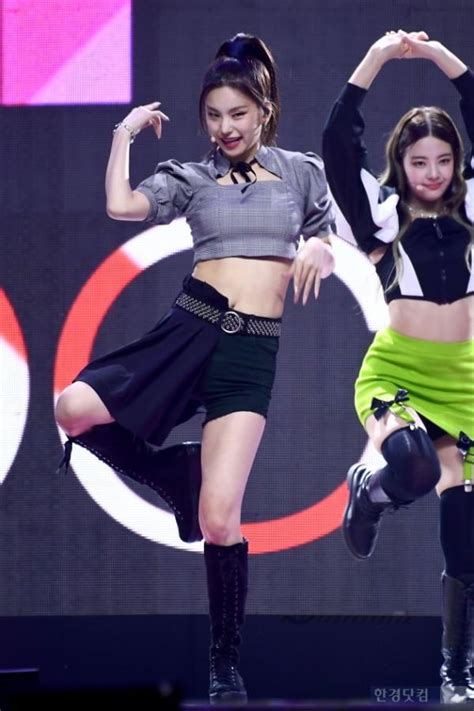 Itzy 예지 Itzy의 리더이자 한 춤 추는 메인래퍼 스타미디어 구라파닷컴