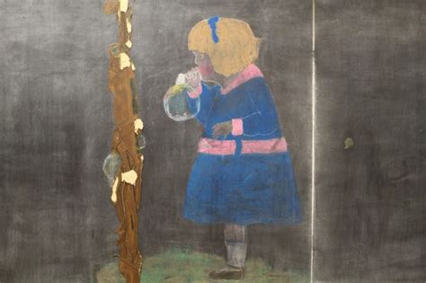 100年前の「黒板の落書き」が学校の黒板の下から発見される Gigazine