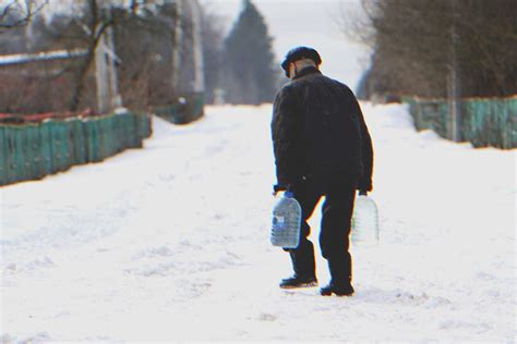Daughter Ignores Old Dad For Years He Overcomes 9k Miles To See Her
