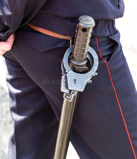 Russischer Polizist Mit Schlagstock Und Den Handschellen Stockbild