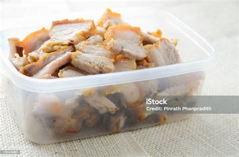 바삭바삭한 돼지 고기 배는 아시아 풍미로 절인 다음 소금 크러스트와 함께 구워바삭한 피부와 부드러운 고기를 제공합니다 0명에