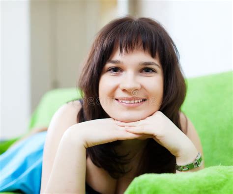 Обычная женщина лежа на кресле Стоковое Фото изображение насчитывающей затишье вскользь 36030342