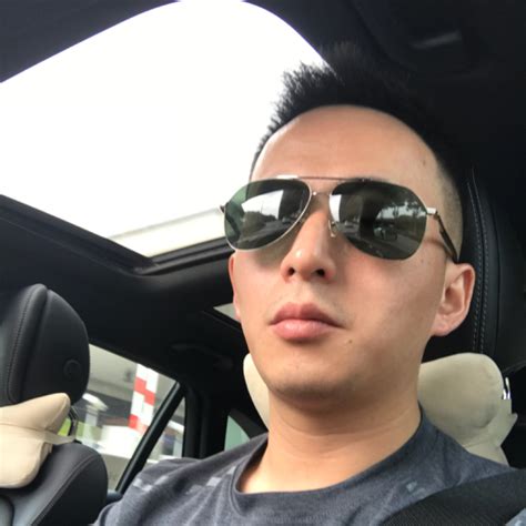 30岁男人生活照开车30多岁男人生活照 伤感说说吧