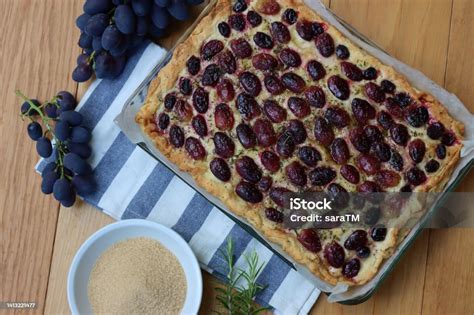 나무 테이블에 달콤한 검은 포도와 로즈마리를 곁들인 이탈리아 포카치아 빵 올리브유에 대한 스톡 사진 및 기타 이미지 올리브유 케이크 포도 Istock