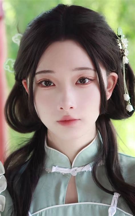 挖掘烧鸡🥵 On Twitter 拍着拍着眼泪都出来了。不知道的还以为摄影老哥已经上下其手了？或者已经有富哥或者老板盯上她了，现在两姐妹