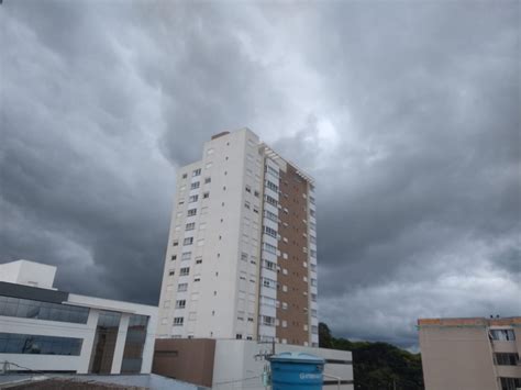 Uma forte frente fria e intensa massa de ar frio começam a avançar pela