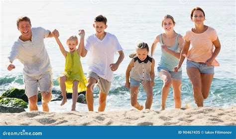 Stor Positiv Familj Av Sex Personer Som Tillsammans K R Fotografering F R Bildbyr Er Bild Av