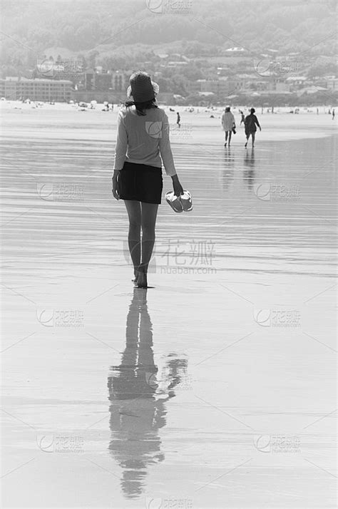 一个年轻女子在海滩上散步
