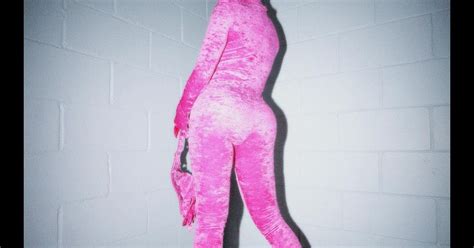 Macacão Cor De Rosa Que Cobria Todo O Corpo Foi Um Dos Looks Mais