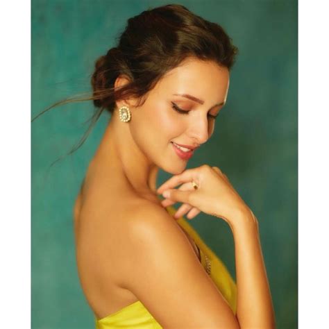 டிரஸ்ஸே போடலையா பாலிவுட் நடிகையின் ஹாட் போஸ் திணறியது இணையம் Tripti Dimri Latest Hot