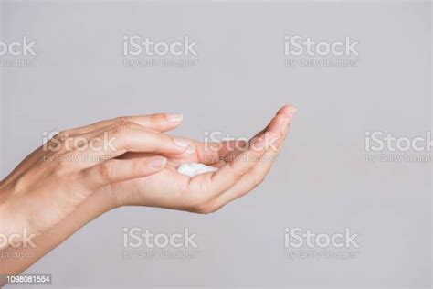 의료 개념입니다 젊은 여자 손에 보습 핸드 크림을 적용의 근접 샷 핸드크림에 대한 스톡 사진 및 기타 이미지 핸드크림 건강