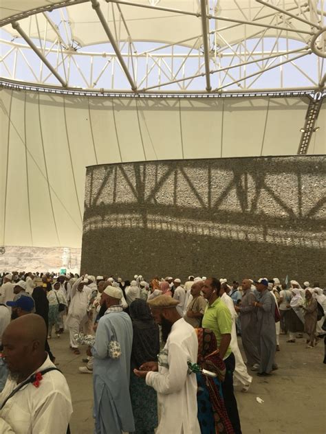 حجاج بيت الله يرمون الجمرات في أول أيام التشريق صحيفة الوطن