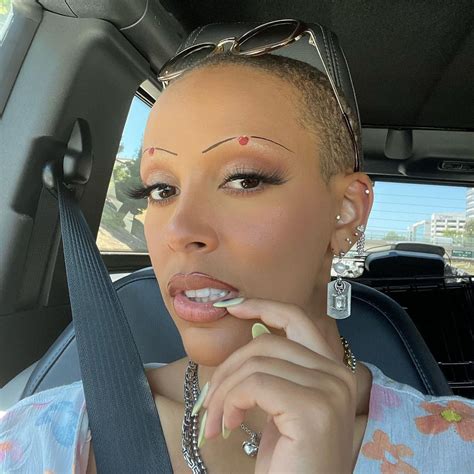 Face Card Doja Cats Best Makeup Moments So Far Essence Essence