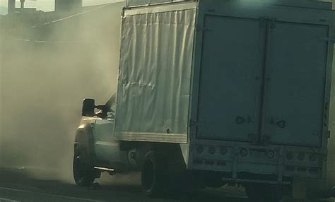 Falla mecánica provoca incendio de camioneta en salida a Quiroga
