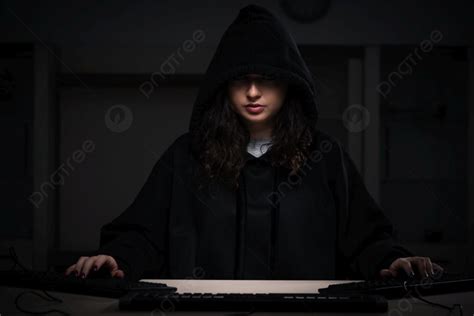 nền nữ hacker hack tường lửa bảo mật khi đến văn phòng muộn nữ hacker hack tường lửa bảo mật khi