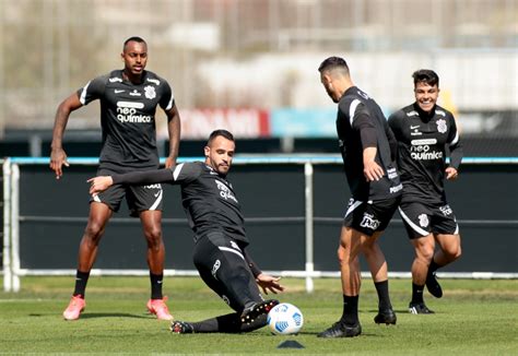 Treino Do Corinthians Elenco Faz Trabalho Específico Por Posição Em