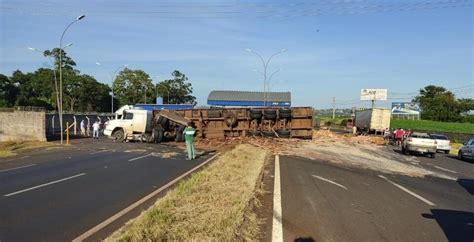 Carreta Carregada Com Madeiras Tomba Na Frente Da Prf