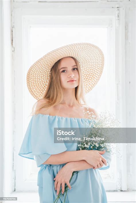 흰 꽃다발을 들고 포즈를 취하는 긴 머리와 모자를 쓴 소녀 관능에 대한 스톡 사진 및 기타 이미지 관능 귀여운 금발 머리 Istock