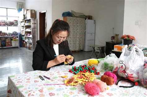 【劳模风采】吴春霞：一根毛线“钩”出万千朵“致富花”图 天水在线