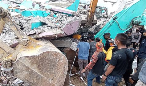 Strong Quake In Indonesia S Sulawesi Kills At Least 34 And Injures